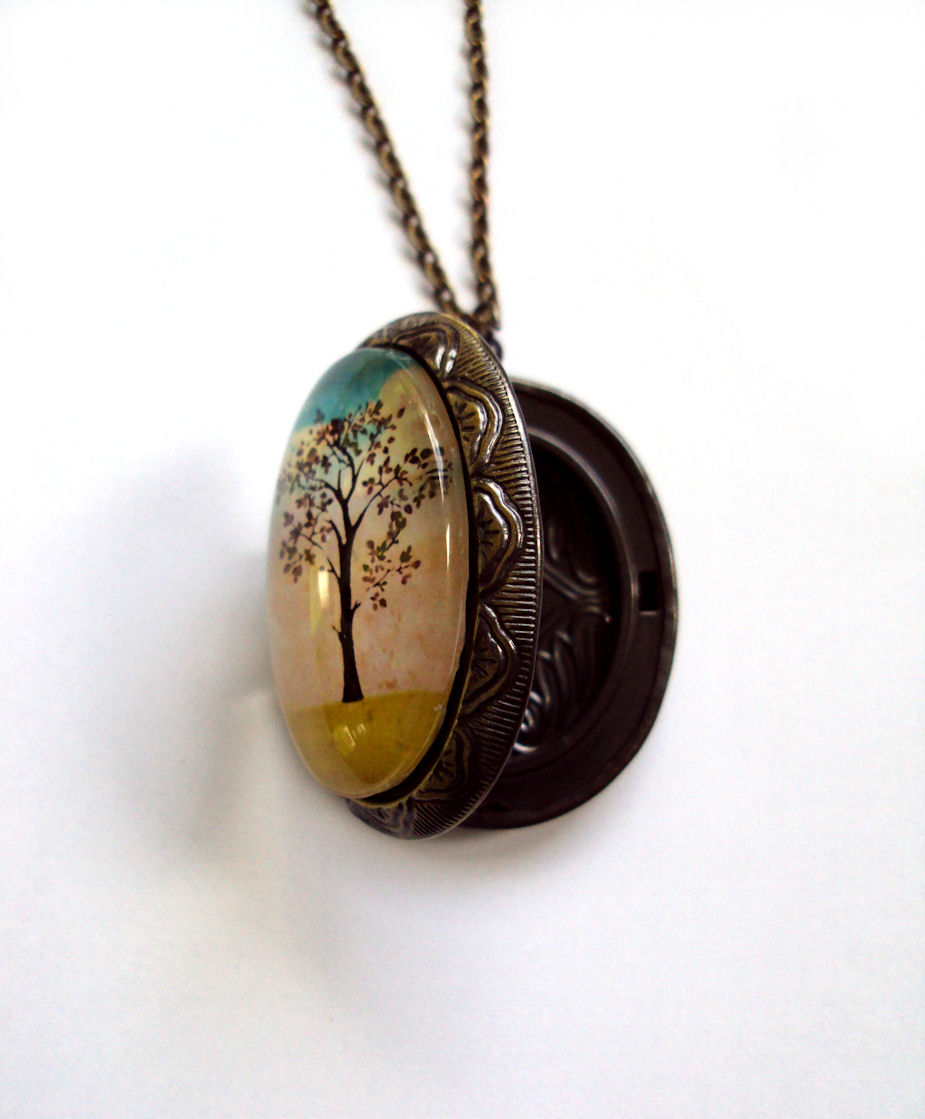 Vintage Style Art Locket With Beautiful Tree on Luulla